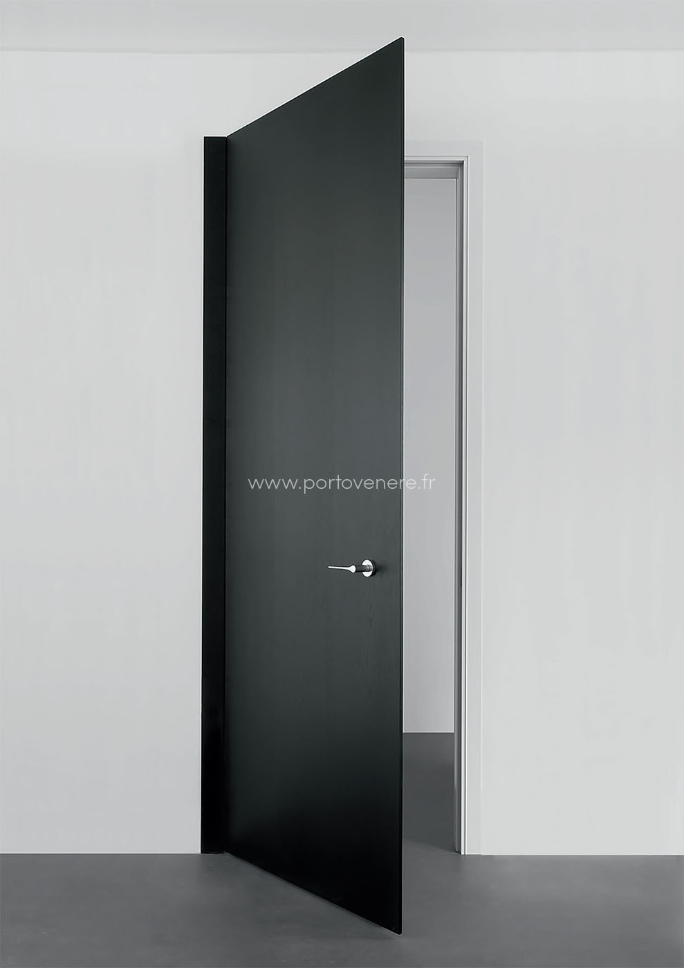 Porte battante au design contemporain recouvrant le châssis LEVEL ...